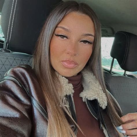 ℑ𝔰𝔞𝔟𝔢𝔩𝔞 𝔏𝔦𝔪𝔞 isabela Threads Say more