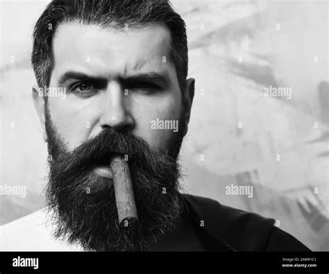 Mann Mit Bart Rauchender Zigarre Stockfotos And Mann Mit Bart Rauchender Zigarre Bilder Alamy