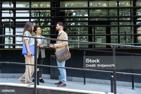 비즈니스 사람들 파트너 동료 팀 및 직원 여름 방학 전 마지막 회의 및 토론 두 명의 전문 사업가가 사무실 건물 밖에서 이야기하는 여성 사업가 Staff Meeting에
