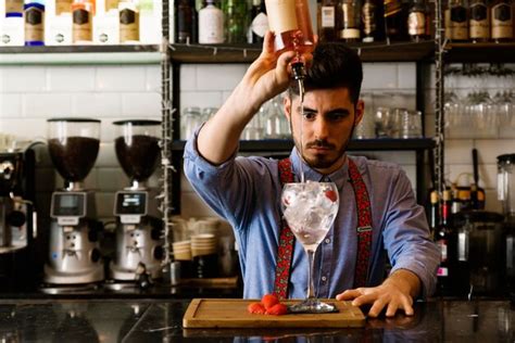 Premium Photo Bartender Preparing Drink In Bar
