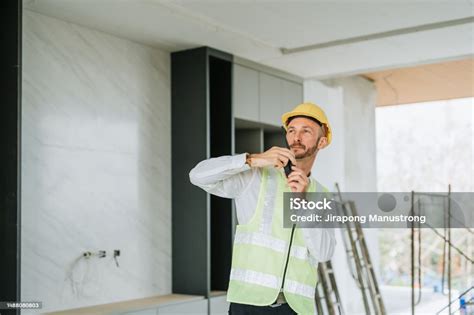 다민족 엔지니어 브레인스토밍 및 비용 추정을 위한 청사진 및 평면도 도면 주택 및 건물의 설계 건축 및 엔지니어링 정보 가리키기에 대한 스톡 사진 및 기타 이미지 Istock