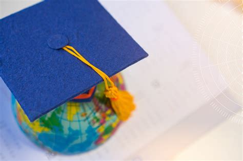 졸업 또는 졸업 대학 연구 국제 아이디어 지구 세계 세계 지도 책 배경으로 모델에 상위 뷰 축 하 모자 오래 먼 월드 와이드