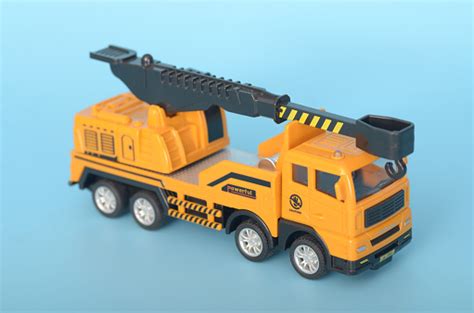 이 이미지는 이동식 붐과 후크가 달린 노란색 장난감 크레인 트럭을 묘사하고 있으며 상상력 놀이와 건설 테마 활동을 위해 설계되었습니다 건설 산업에 대한 스톡 사진 및 기타