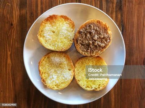 나무 테이블에 흰 접시에 땅콩 버터와 설탕을 얹은 토스트를 선택 하 고 선택할 수도 있습니다 평면도 및 자연광 갈색에 대한 스톡 사진 및 기타 이미지 Istock