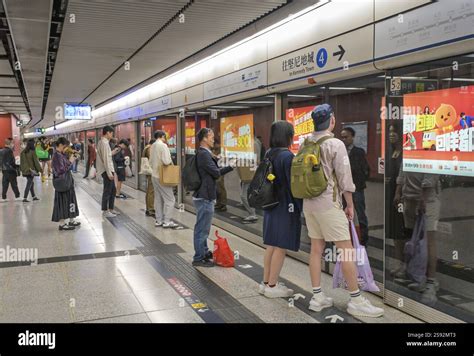 Passengers Metro Mtr Subway Platform Subway Station Hong Kong