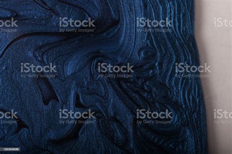 파란색과 보라색은 추상적 인 배경을 반짝입니다 컨셉을 구성합니다 액체 네일 래커의 아름다운 얼룩 유체 예술 회화 기술을 부어 수평 배너 배경으로 좋은 디자인 공간을