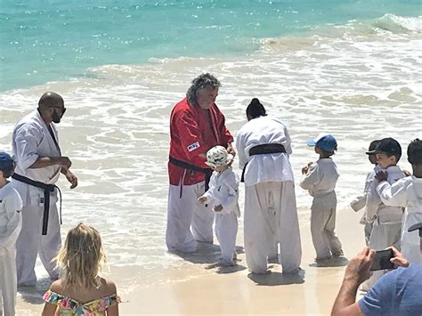 Martial Arts De Caribbean Karate Oyama Club Vereerd Met De Komst Van