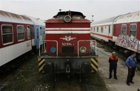 30 тонен стълб се сгромоляса върху релсите на влаковете за морето Последни Pariteni Bg