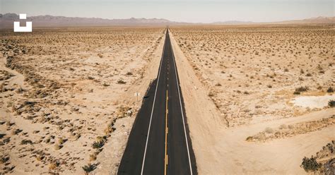 사막 한가운데서 도로를 달리는 자동차 사진 Unsplash의 무료 사막 풍경 이미지