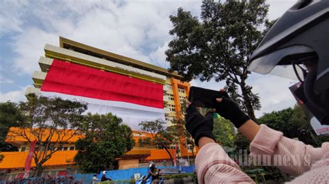 Rssa Malang Bentangkan Bendera Raksasa Foto 3 1974802