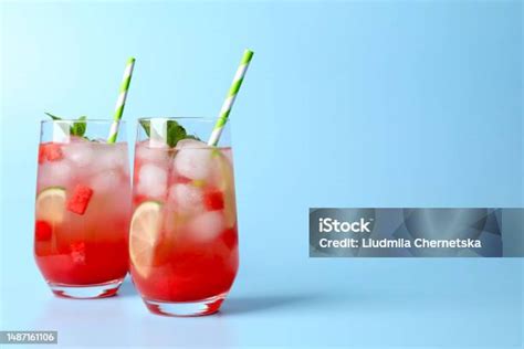 옅은 하늘색 배경에 안경에 라임이 들어간 맛있는 여름 수박 음료 텍스트를 위한 공간 열대 칵테일에 대한 스톡 사진 및 기타 이미지 열대 칵테일 파란색 0명 Istock