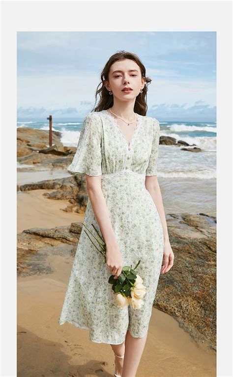 三彩2022夏季新款碎花雪纺桔梗连衣裙v领荷叶边蕾丝中长小清新女 天猫 花瓣网