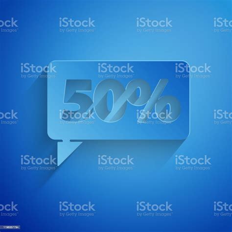 종이 잘라 50 할인 퍼센트 태그 아이콘 파란색 배경에 격리 쇼핑 태그 기호입니다 특별 제공 기호입니다 할인 쿠폰 기호입니다 종이 아트 스타일입니다 벡터 일러스트레이션