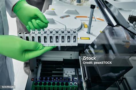 실험실 기술자는 현대 의학 실험실에서 혈액 생화학을 위해 혈액 검사 샘플을 생화학 자동 혈액 분석기로 다운로드합니다 기계류에 대한 스톡 사진 및 기타 이미지 Istock