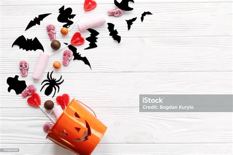 두개골 검은 박쥐 유령 흰색 나무 배경에 잭 후 랜턴 양동이에서 유출 거미 장식 평면 누워 할로윈 사탕 할로윈 과자 공간을 복사합니다 과자 안 주면 장난칠 거예요 10월에