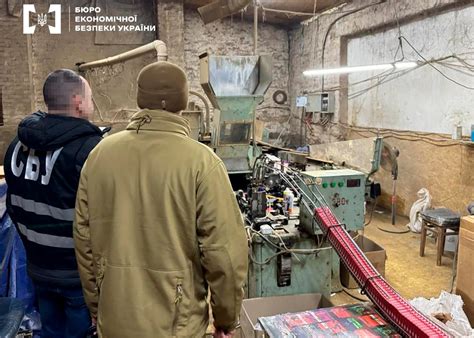 Детективи БЕБ викрили підпільних виробників брендових цигарок