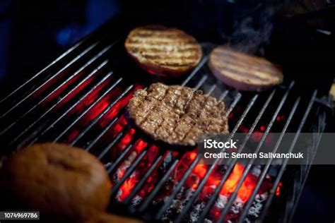 금속 꼬치에 구운된 시 케밥입니다 요리사 손 연기의 많은 요리 불고기 바베 큐 바베 큐 신선한 쇠고기 조각을 잘라 숯과 불꽃