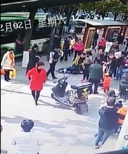 小偷西大街偷手机栽赃外卖小哥被压倒在地手机新浪网