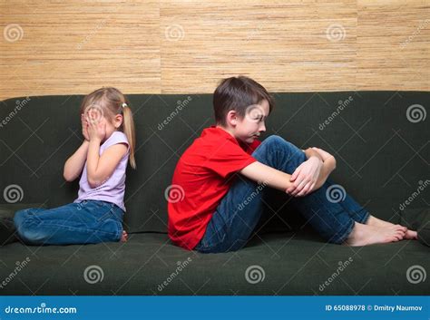 Pelea Del Hermano Foto De Archivo Imagen De Grito Ignorancia