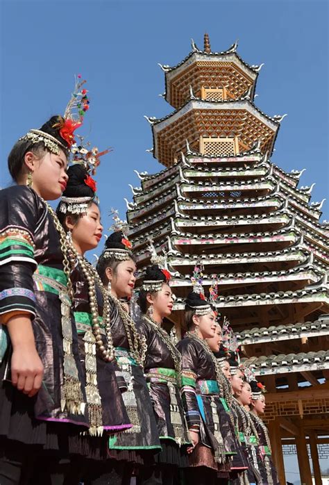 《侗族大歌》，起源于春秋战国时期，至今已有2500多年的历史，是在中国侗族地区一种多声部、无指挥、无伴奏、自然合声的民间合唱形式。1986年，在法国巴黎金秋艺术节上，贵州从江县小黄村侗族大歌