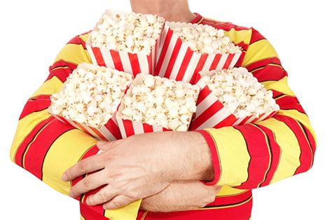 빨간색과 흰색 줄무늬 골판지 상자에 팝콘을 들고 있는 손 가득 찬에 대한 스톡 사진 및 기타 이미지 가득 찬 상자 손 Istock