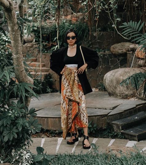 Pakai Kain Batik Wanita Ide Bergaya Playful Saat Ke Pantai Telusur