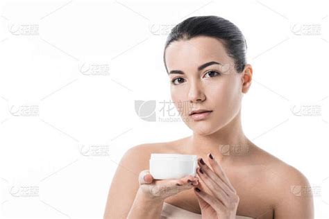 美丽的女孩抱着罐子与保湿霜隔离白色