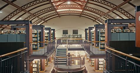 독서 인테리어 및 이야기를위한 책 교육 및 학습을위한 지식 및 정보가있는 도서관 책장 연구 및 연구를 통한 학술 및 소설 도서관 도서의 도서 선택 도서관에 대한 스톡 사진