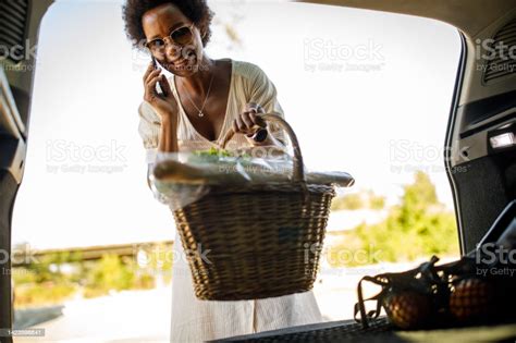 식료품 쇼핑에서 돌아와 자동차 트렁크에 바구니를 싣고 전화로 이야기하는 여성 식료품에 대한 스톡 사진 및 기타 이미지 식료품
