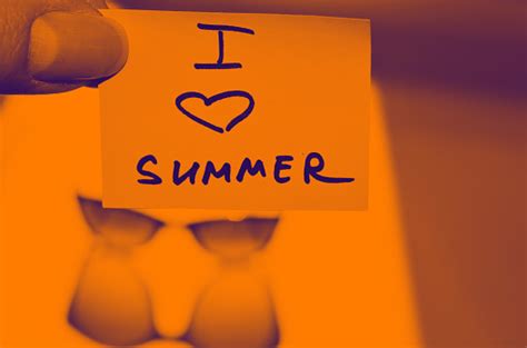 손가락으로 여자의 손을 텍스트 문자 비문 내가 사랑 하는 여름 몸매와 주황색 스티커와 배경에 누워 선글라스를 보유 하고있다