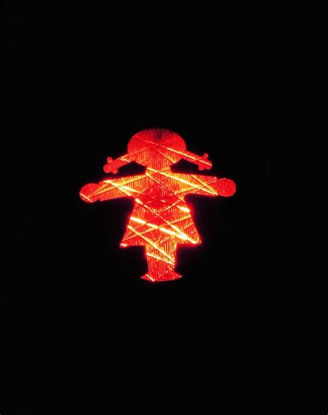 무료 이미지 보행자 빛 꽃잎 빨간 어둠 십자가 조명 도로 표지판 상징주의 인도교 베를린 중지 가기 Ddr 동쪽 신호등 광 신호 교통 신호