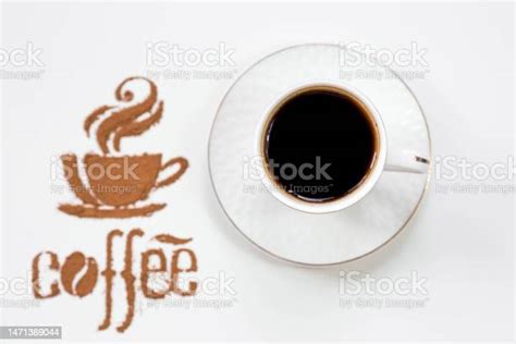 뜨거운 음료 비문 커피와 커피 또는 차 한 잔은 흰색 격리 된 배경에 분쇄 커피로 만들어집니다 기치 0명에 대한 스톡 사진 및 기타 이미지 Istock