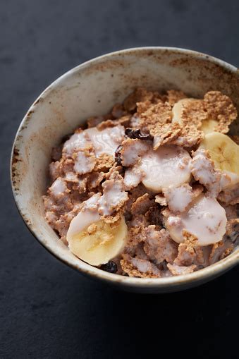 요구르트와 바나나와 그라놀라의 그릇 맛있고 건강한 식사를 위한 컨셉 어두운 돌 배경입니다 닫아 0명에 대한 스톡 사진 및 기타 이미지 Istock