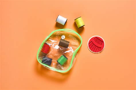 작업장에서 오렌지 재단사 책상에 투명 한 플라스틱 핸드백 근처 흩어져 재 봉 액세서리 세트 맨 위 보기 클로즈업 가방에 대한 스톡 사진 및 기타 이미지 Istock