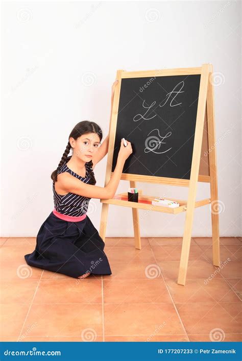 Moça Da Escola Escrevendo Em Quadro Negro Imagem De Stock Imagem De Letra Menina 177207233