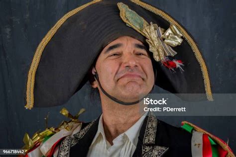 Commedia Dell 미술 수행자의 가까이에서 Il Capitano 의상 수행 하는 카메라에 대 한 Theatrical Performance에 대한 스톡 사진 및 기타