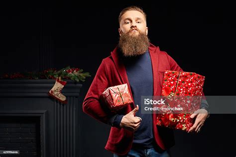 빨간 크리스마스 상자와 긴 수염을 가진 잘 생긴 심각한 남자 남자에 대한 스톡 사진 및 기타 이미지 남자 머리 모양 배경 주제 Istock