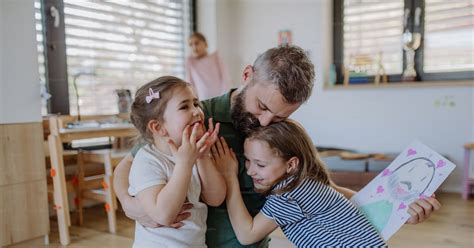 집에서 그림을 그리는 어린 세 딸의 아버지 사진 Unsplash의 아버지 이미지