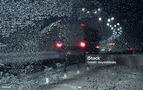 고속도로 를 통해 눈에 얼어 붙은 유리에 얼음과 눈을 통해 봐 0명에 대한 스톡 사진 및 기타 이미지 0명 겨울 계기판