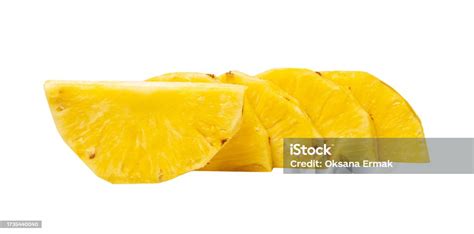 파인애플 컷 격리 생 아나나스 조각 Comosus 열대 과일 덩어리 잘 익은 파인애플 슬라이스 화이트 0명에 대한 스톡 사진 및 기타 이미지 Istock