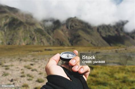 관측점 샷 남자의 손의 1 인칭 뷰 절벽 언덕과 구름과 푸른 하늘과 서사시 풍경의 배경에 대 한 나침반을 보유 하 고 개념에 대한 스톡 사진 및 기타 이미지 Istock