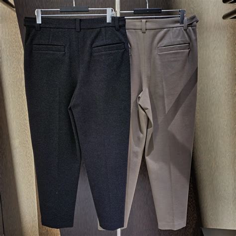 시스템옴므 현대시티아울렛 동대문점 사이드 버클 스트랩 원턱 팬츠 상단은 여유롭고 밑단으로 갈수록 조금씩 좁아지는 캐주얼한 실루엣이 돋보이는 팬츠입니다 신축성 있는