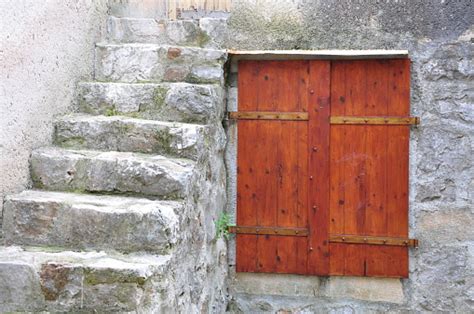 공공 건물에 갈색 나무 셔터가 닫힌 창문 메디테란 배경 계단이있는 오래된 석조 집 세부 사항 0명에 대한 스톡 사진 및 기타 이미지 Istock