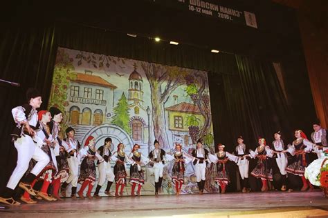 Фолклорен танцов ансамбъл Светлина Българско танцово изкуство