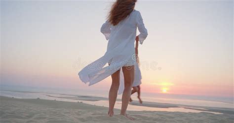 Matka I C Rka Bawi Si Razem M Oda Matka Ze Miej C Si C Rk Bawi Ca Si Na Pla Y Podczas