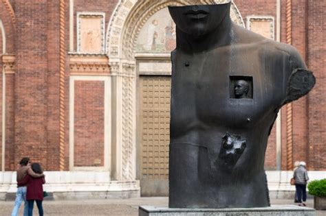Premium Photo Statue Of Man Standing In Front Of Building