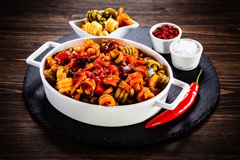 토마토 소스를 곁들인 파스타 돼지고기 고기 파마산을 나무 테이블에 얹고 0명에 대한 스톡 사진 및 기타 이미지 0명 건강한