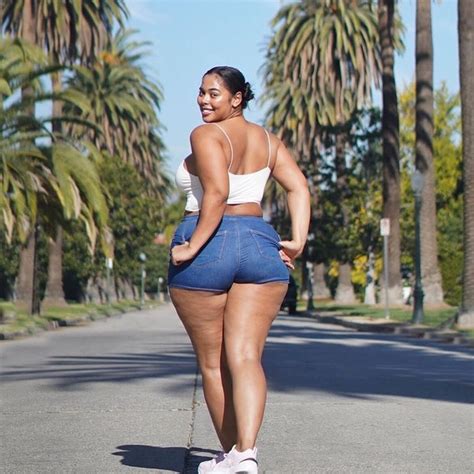 Top Plus Size Tabria Majors Surge Plena Fazendo Pose No Meio Da Rua