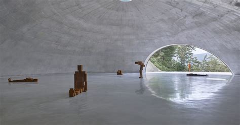 작은 몸도 큰 우주도 인간은 볼 수 없지만곰리의 조각은 보여준다