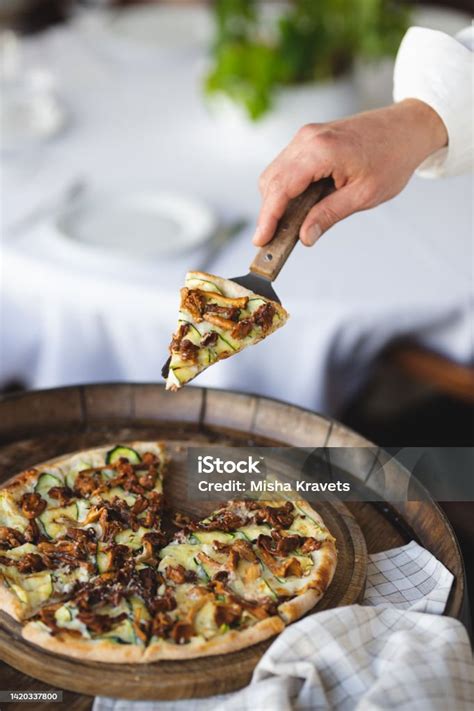 나무 판자에 버섯 피자 피자 서빙 요리사가 피자를 자른다 주걱에 피자 한 조각 주걱에 대한 스톡 사진 및 기타 이미지 주걱 피자 슬라이스 Istock